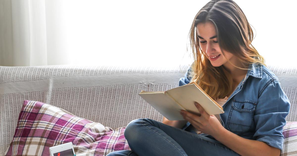 Το BookTok διαβάζει εφηβικές ιστορίες και σου προτείνει τις καλύτερες ...
